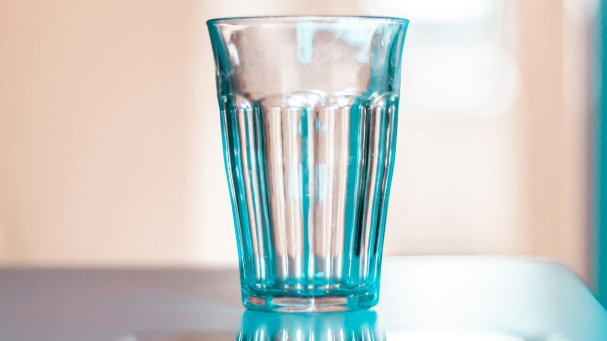 Lepší než sklo? Vědci vytvořili materiál odolný jako kov a zcela ...